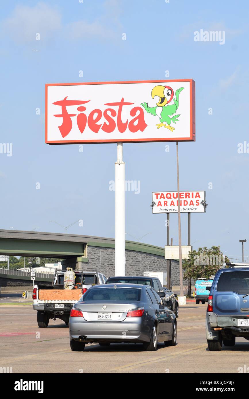 Cars parked underneath a Fiesta grocery store sign in Irving, Texas ...