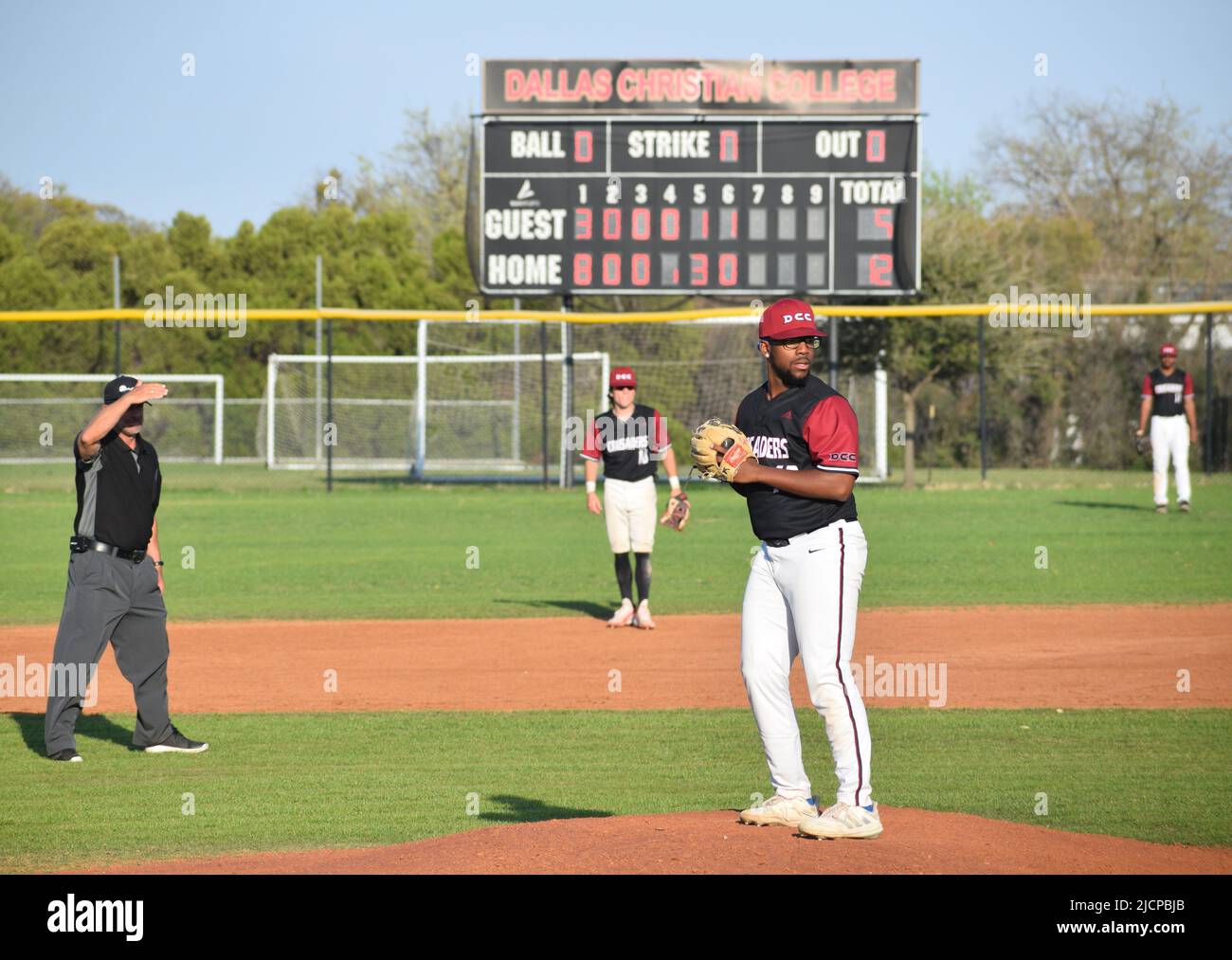 Black pitcher pitching hi-res stock photography and images - Alamy