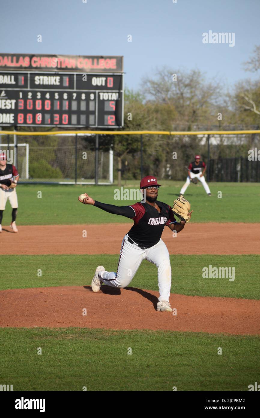 Black man pitching baseball hi-res stock photography and images - Alamy