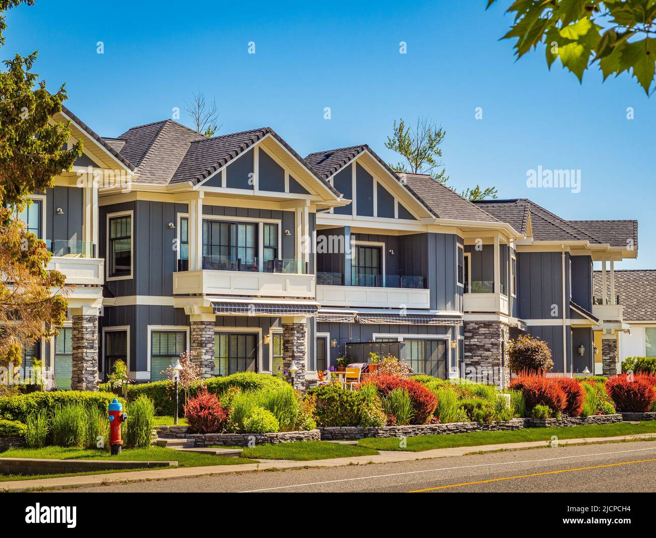Modern low rise architecture hi-res stock photography and images - Alamy