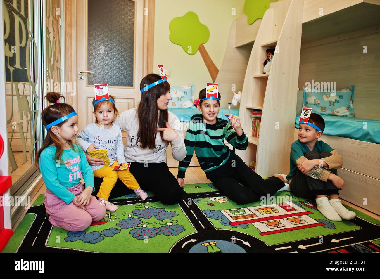 Guess who game kids hi-res stock photography and images - Alamy
