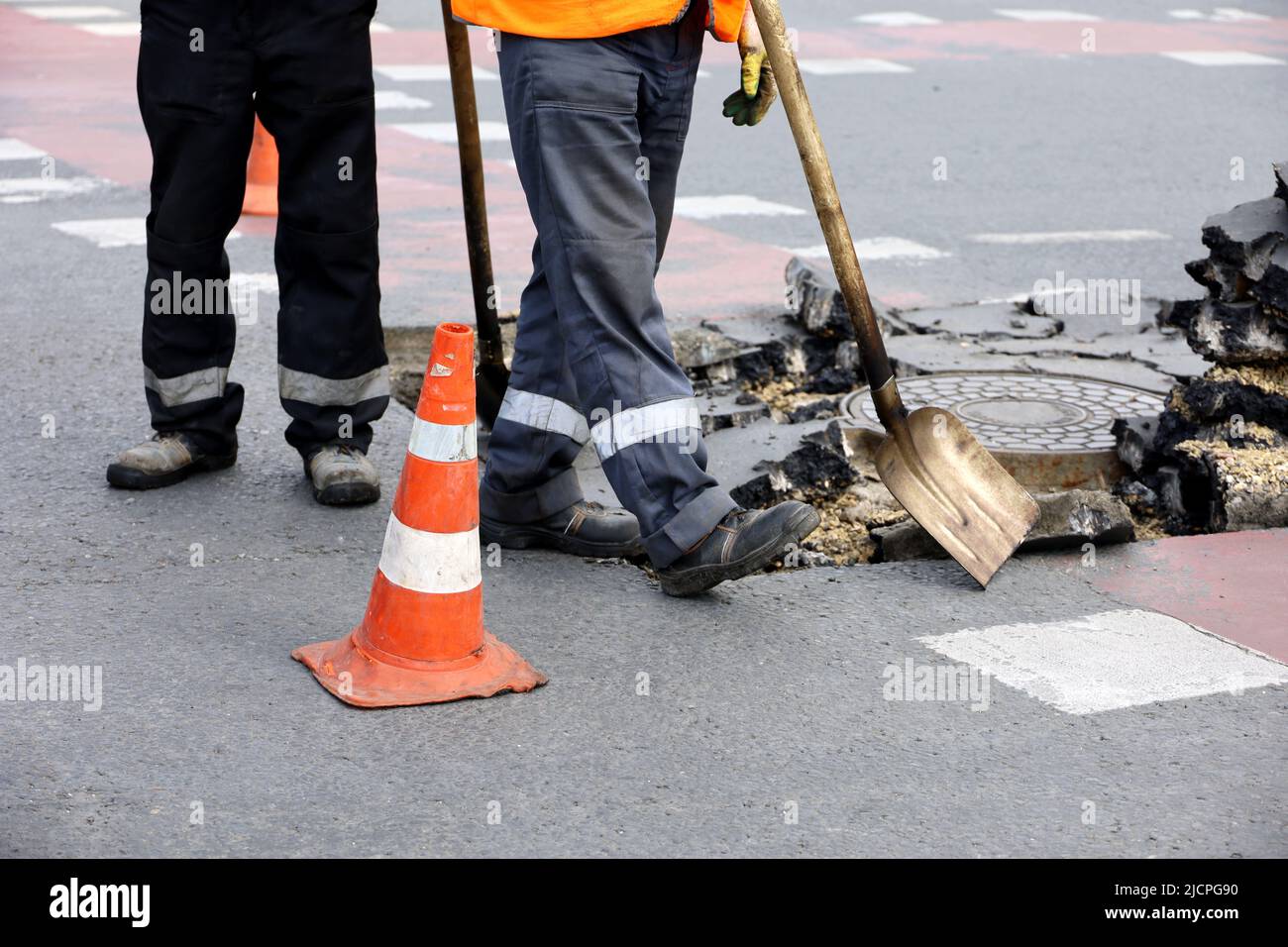 Work manhole hi-res stock photography and images - Alamy