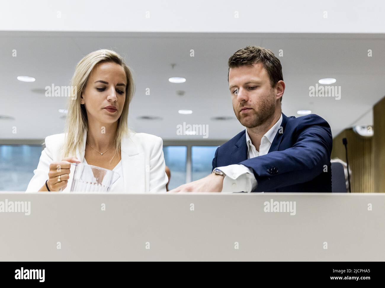 2022-06-15 09:04:13 AMSTERDAM - Royce de Vries with his wife Amanda (L ...