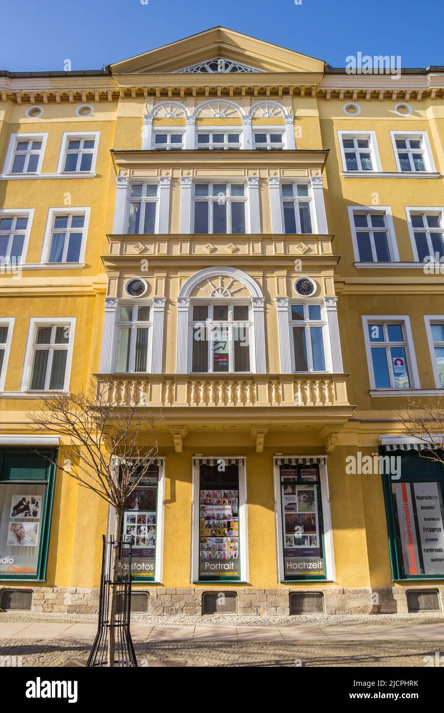 Colorful yellow building hi-res stock photography and images - Alamy