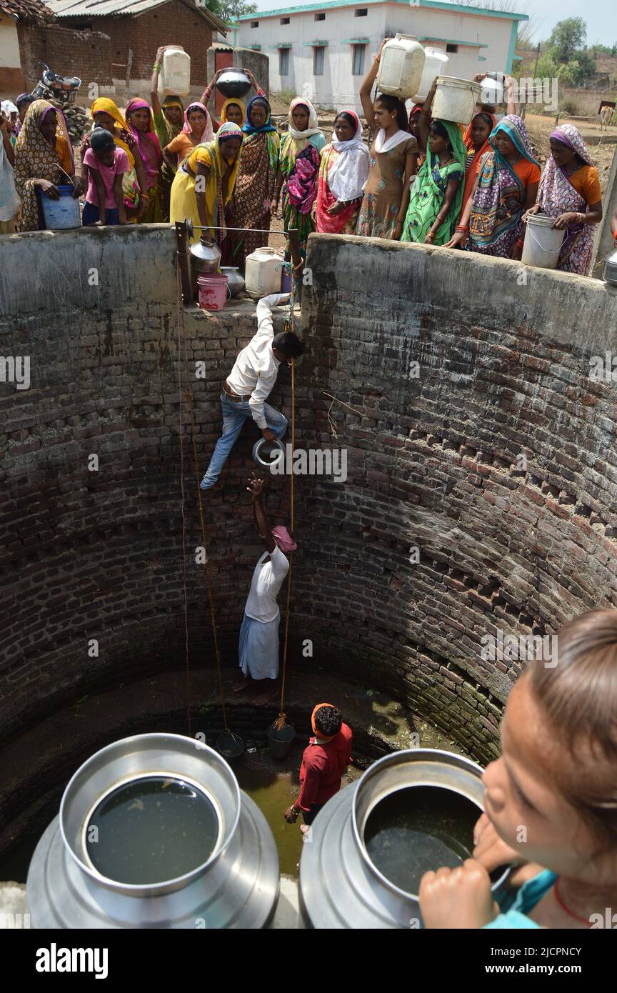 Indian people of an aboriginal 'Kol' community refill drinking water in ...