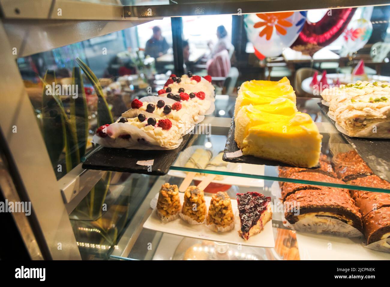Raspberry blueberry on counter hi-res stock photography and images - Alamy