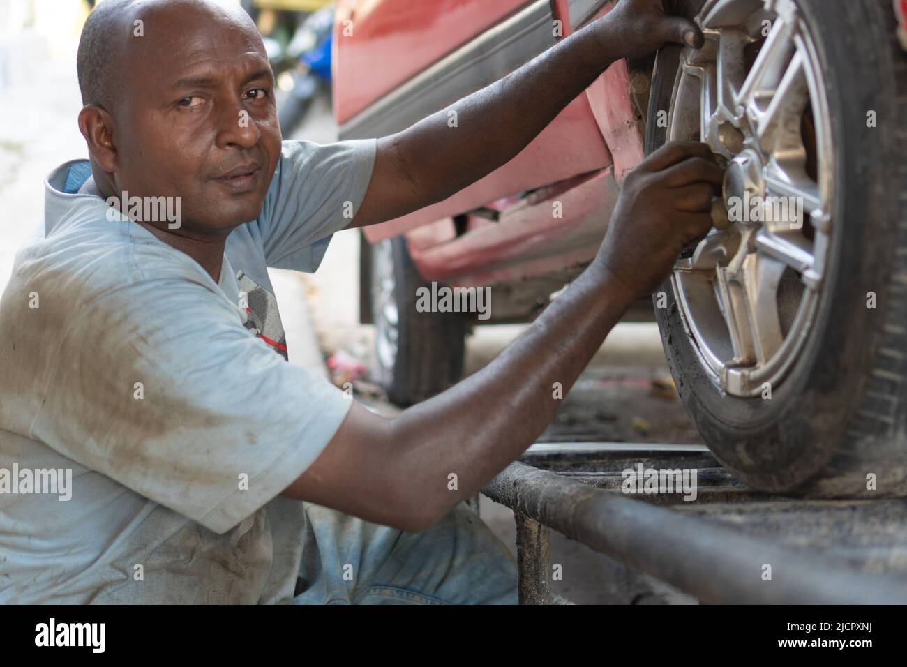 African mechanic in repair shop hi-res stock photography and images - Alamy