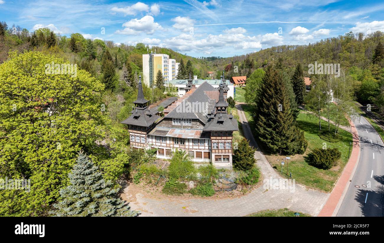Eisenbahnerheim altes Hotel in Alexisbad Harz Selketal Stock Photo - Alamy