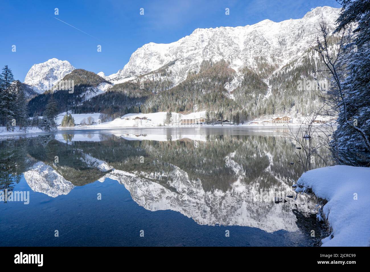 Lake Hintersee in winter with the Reiter Alpe in background ...