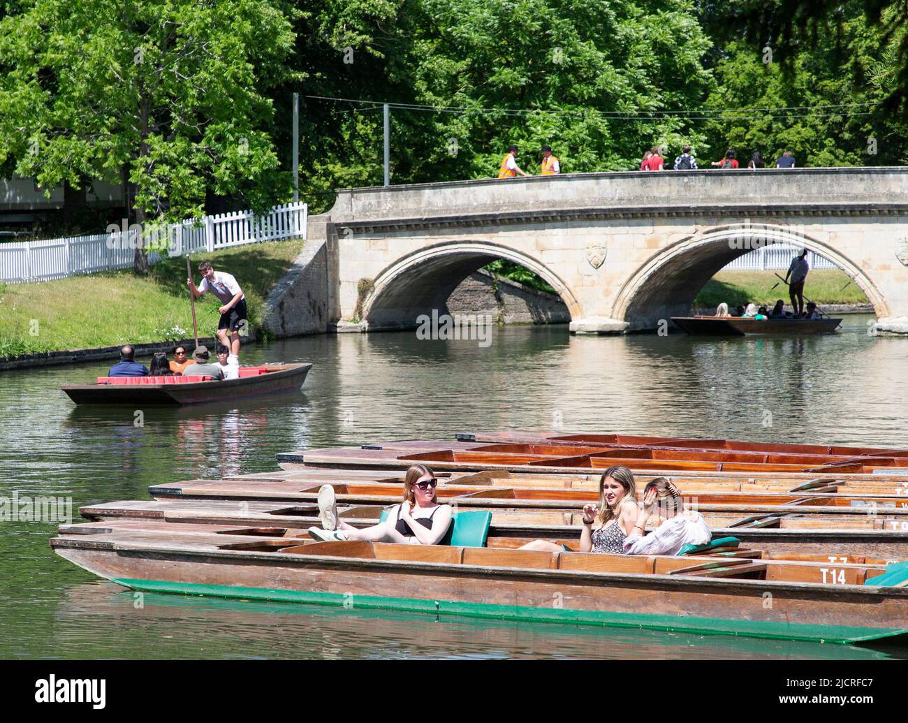 Cambridge,UK 15th June June 2022. Tourists and students enjoy the hot ...