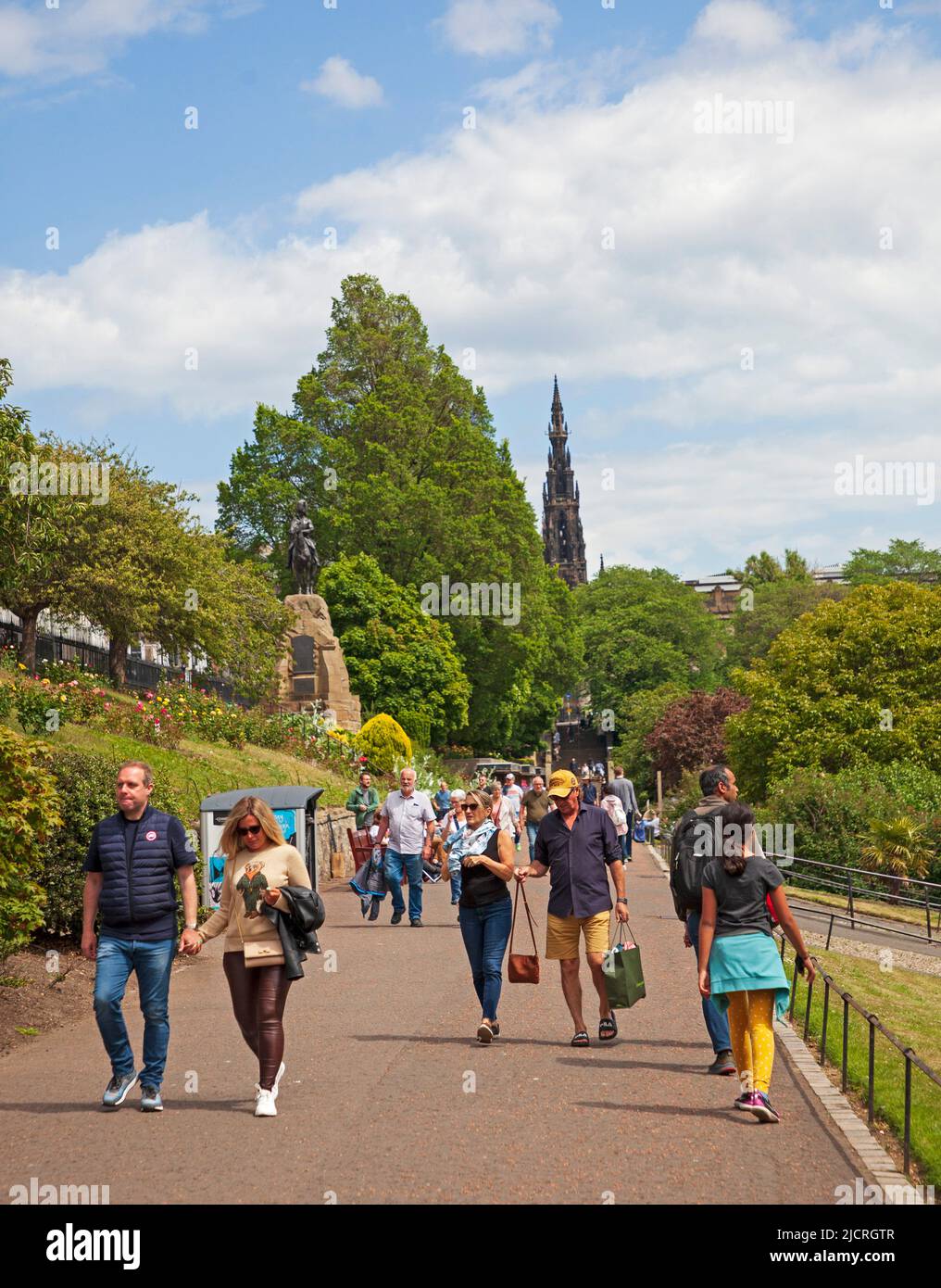 Edinburgh city centre, Scotland, UK. 15.06.2022. Summer arrives in the ...