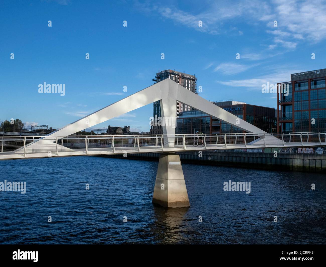 Glasgow, Scotland. UK. November 4th, 2021: People walking and cycling ...