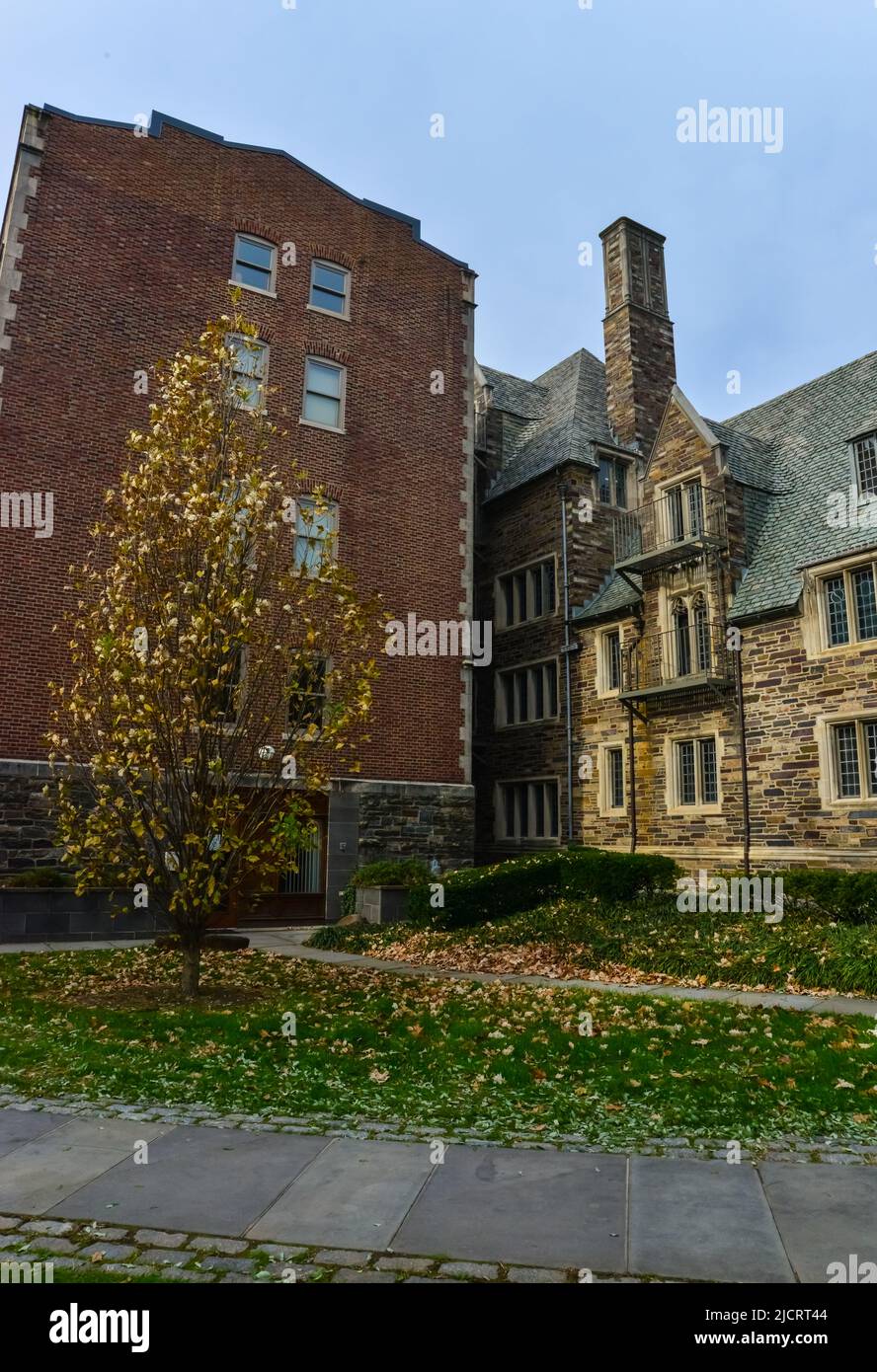College school building buildings hi-res stock photography and images ...