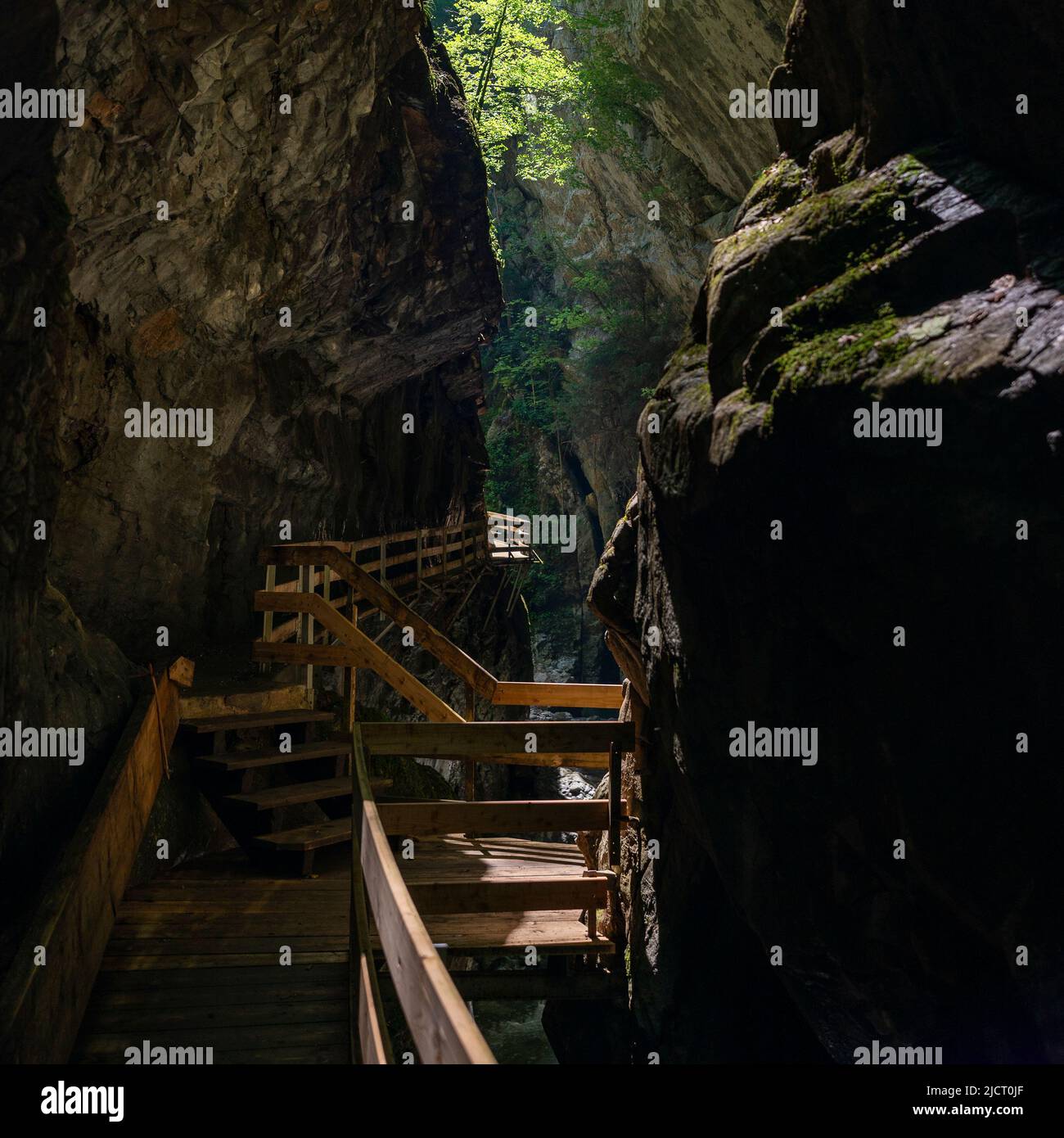 im Alploch in Dornbirn führt ein Steg durch die enge Schlucht ...