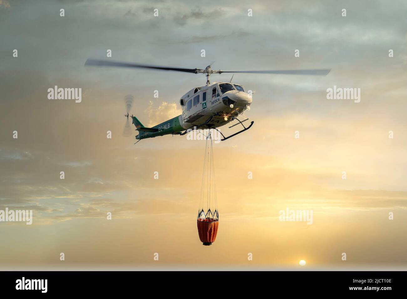 Helicopter fire fighting hi-res stock photography and images - Alamy