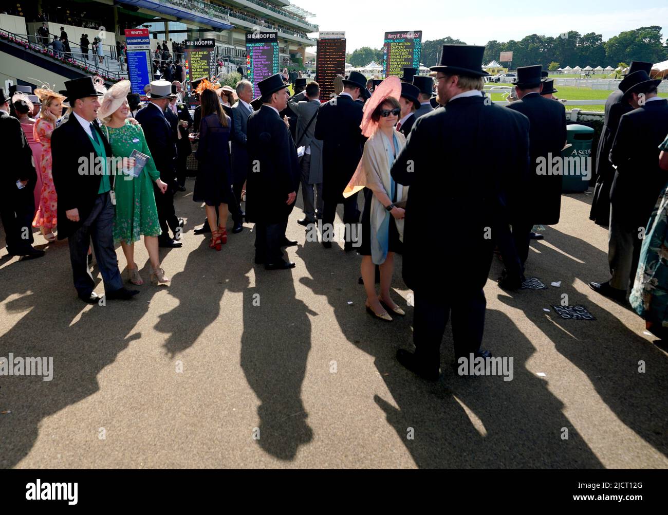 Racecourse winnings 2022 hi-res stock photography and images - Alamy