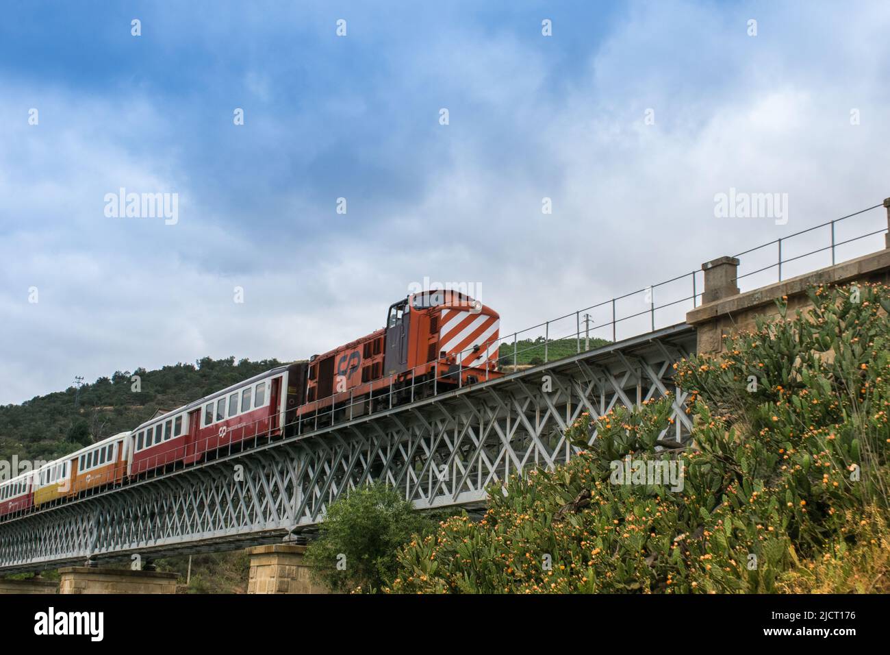 Train crossing bridge over highway hi-res stock photography and images ...