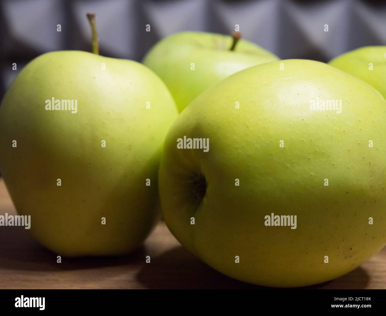 Several green apples, side view. Fruit close-up Stock Photo - Alamy