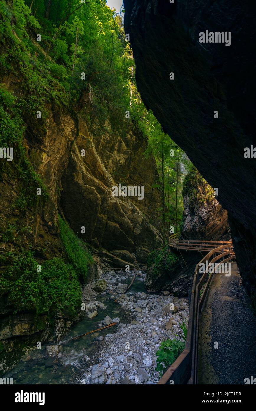 im Alploch in Dornbirn führt ein Steg durch die enge Schlucht ...