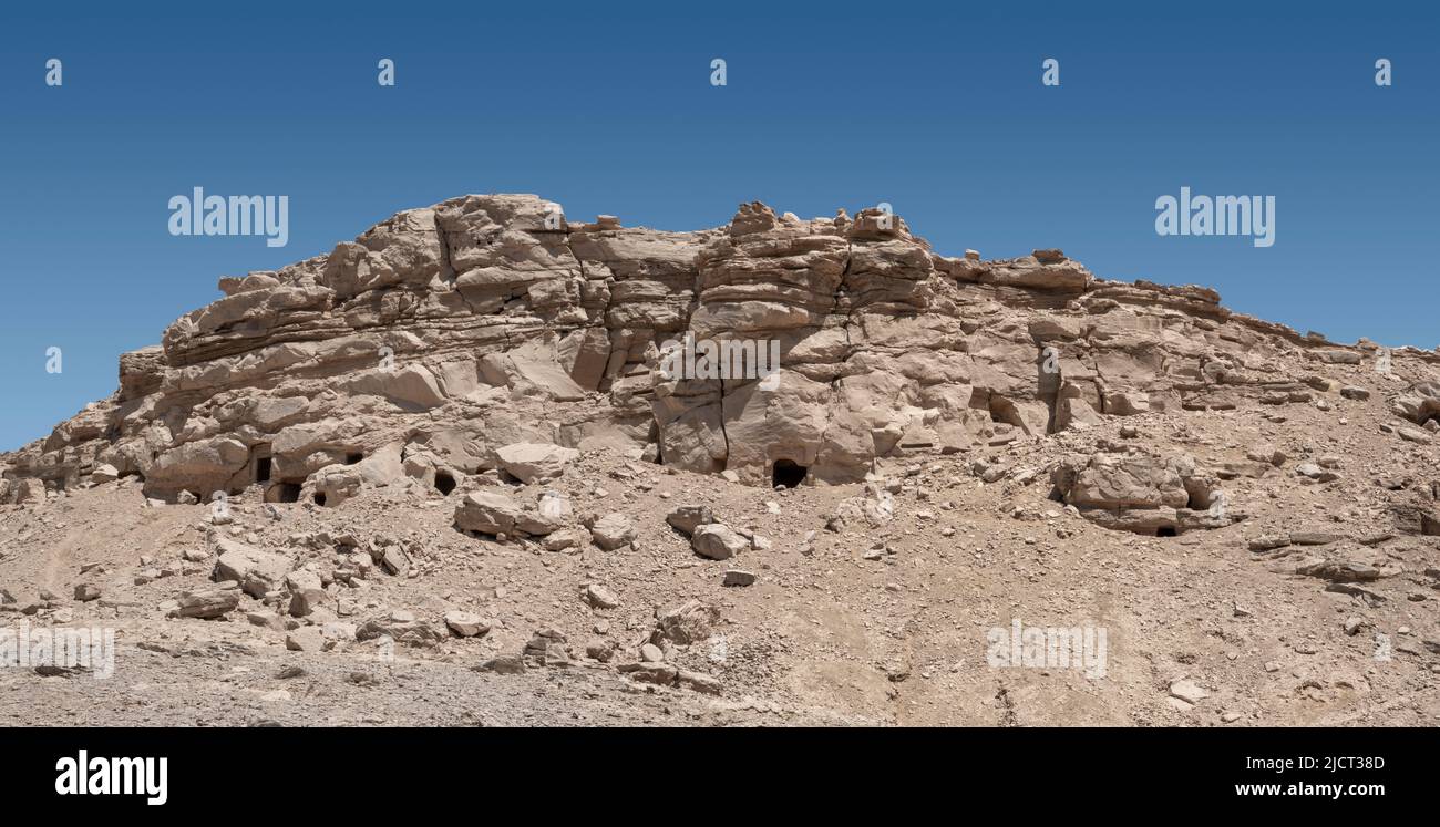 Cliff face tombs hi-res stock photography and images - Alamy