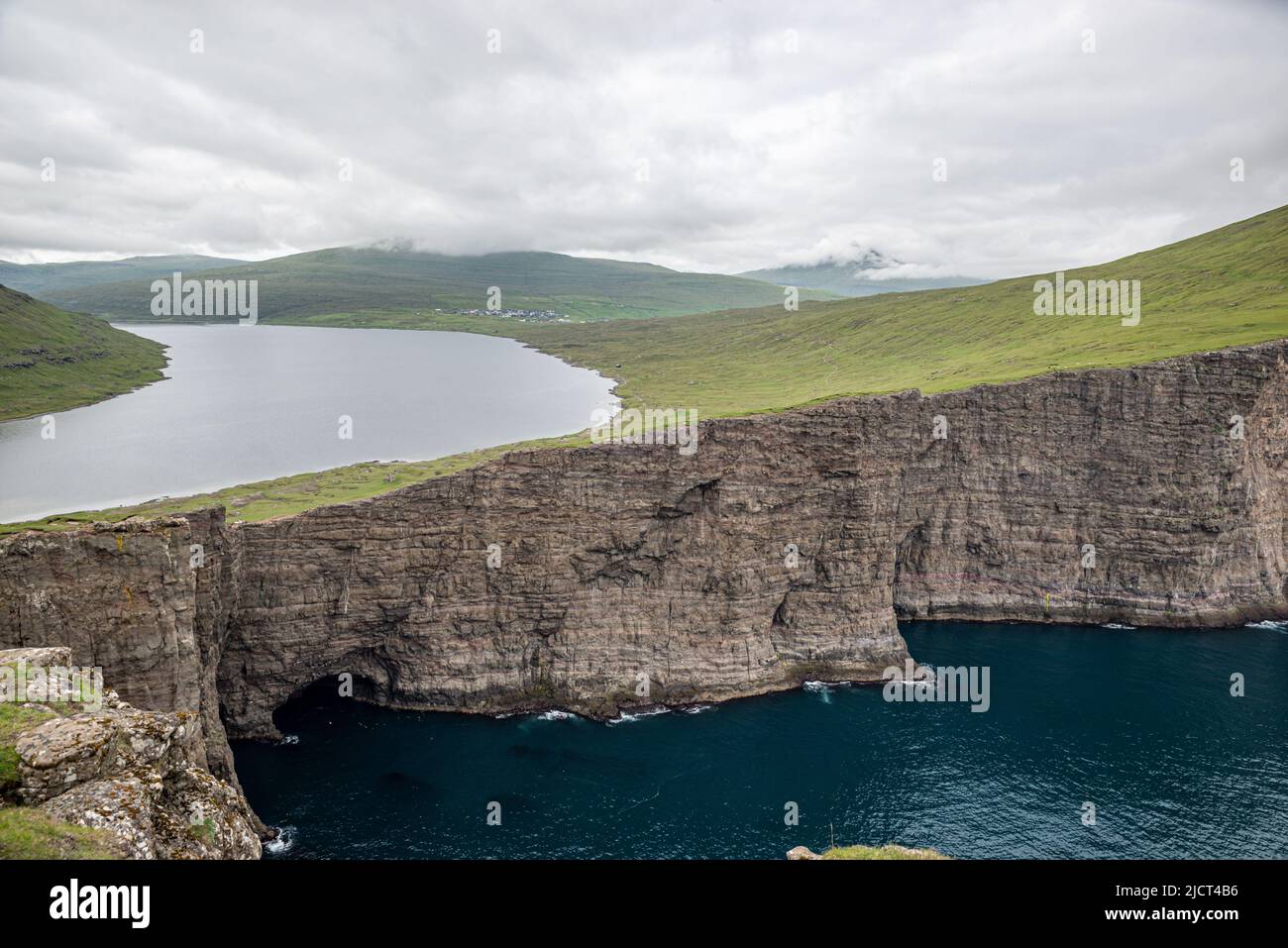 View of Leitisvatn (Sørvágsvatn) lake from Traelanipan cliff, Vagar ...