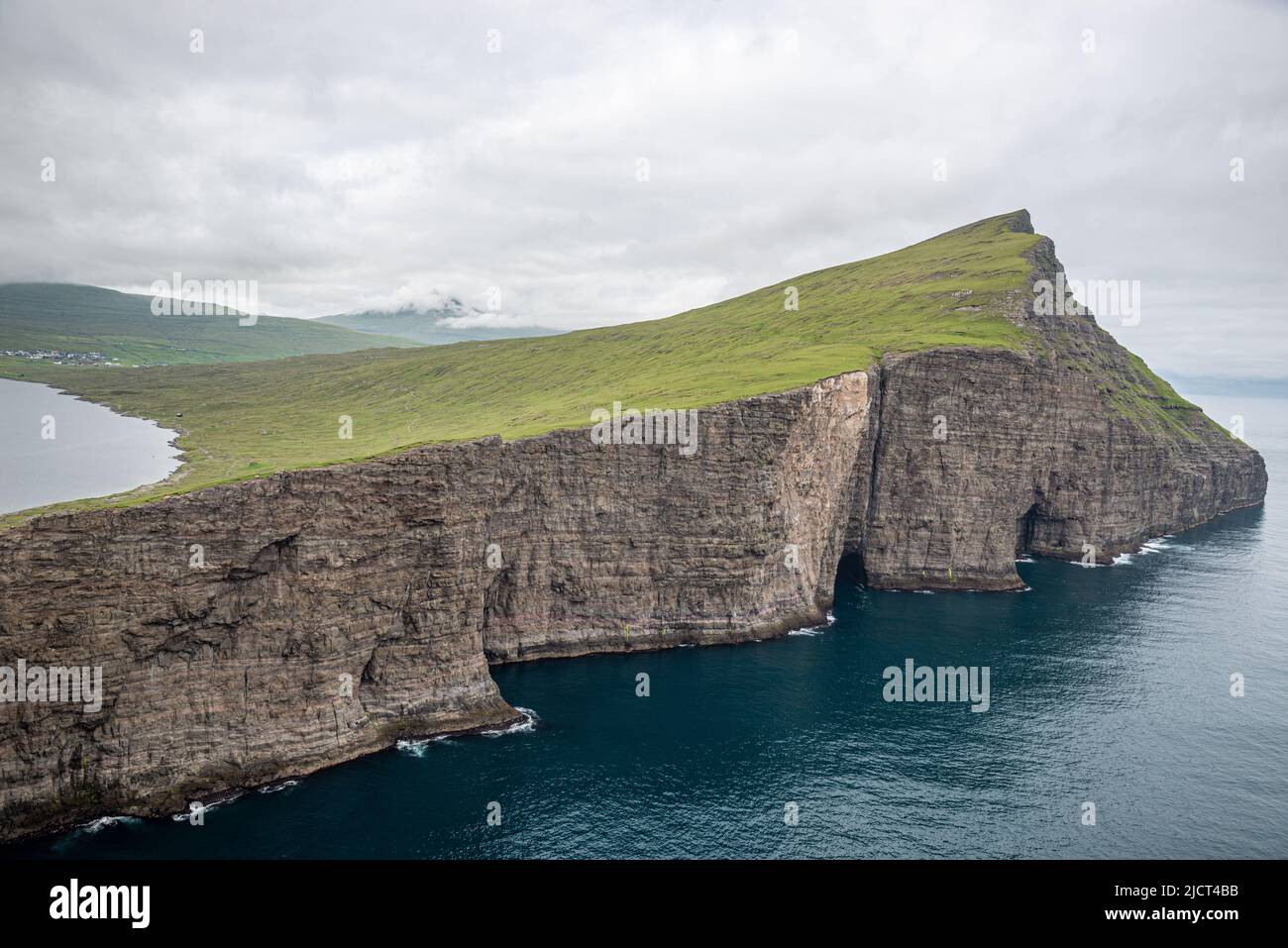 View of Leitisvatn (Sørvágsvatn) lake from Traelanipan cliff, Vagar ...