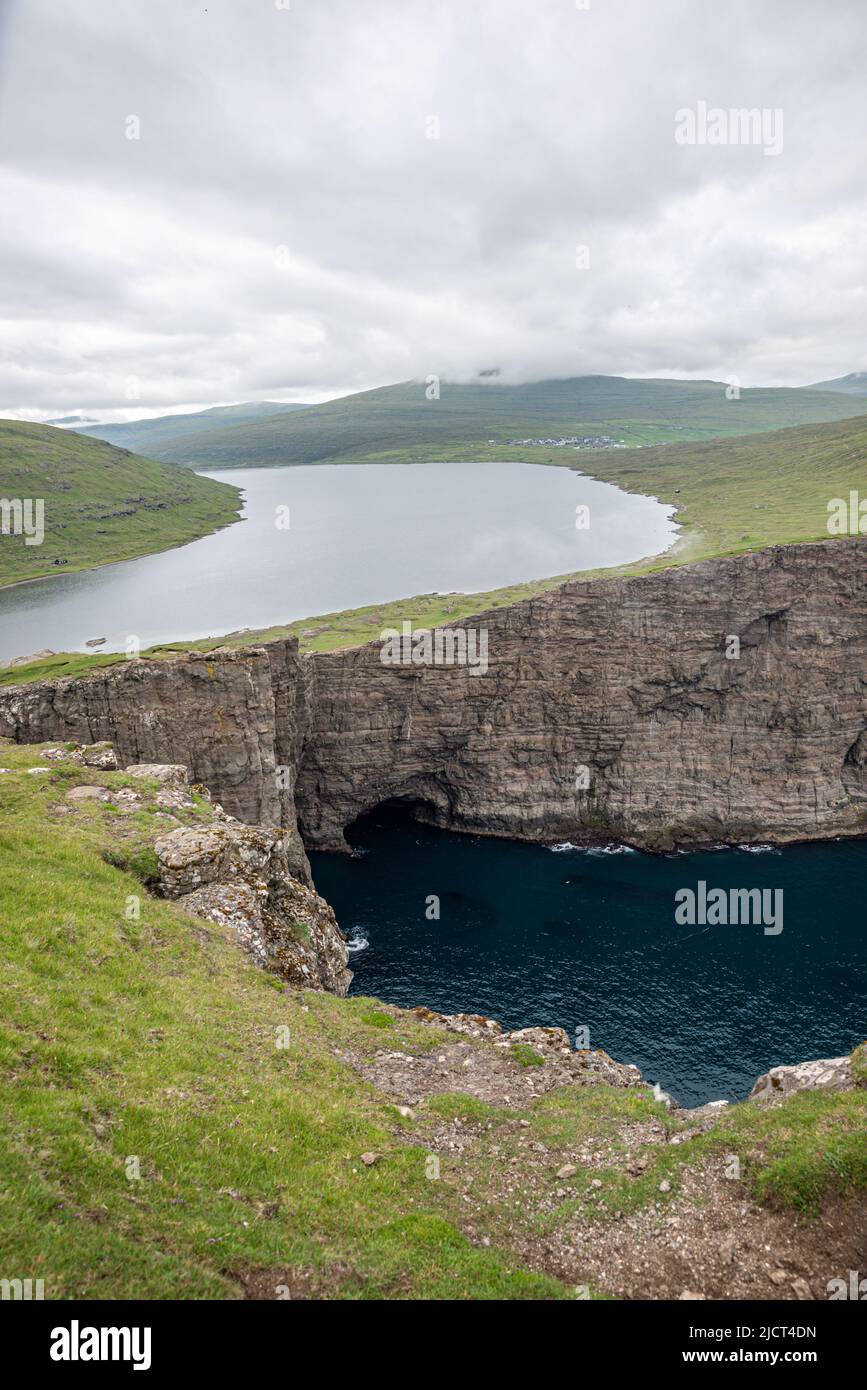 View of Leitisvatn (Sørvágsvatn) lake from Traelanipan cliff, Vagar ...