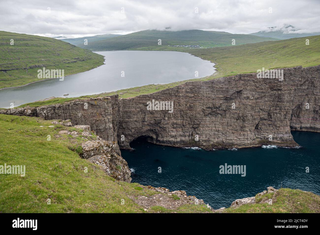 View of Leitisvatn (Sørvágsvatn) lake from Traelanipan cliff, Vagar ...
