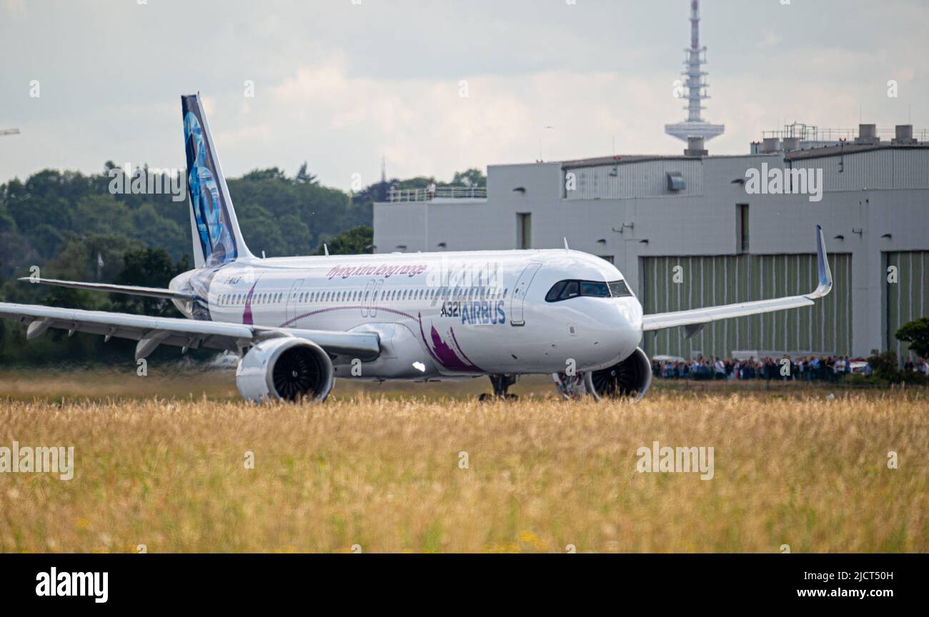 Hamburg, Germany. 15th June, 2022. An Airbus A321XLR takes off. Credit ...