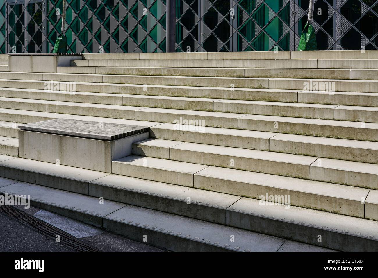 Building exterior modern seating hi-res stock photography and images ...