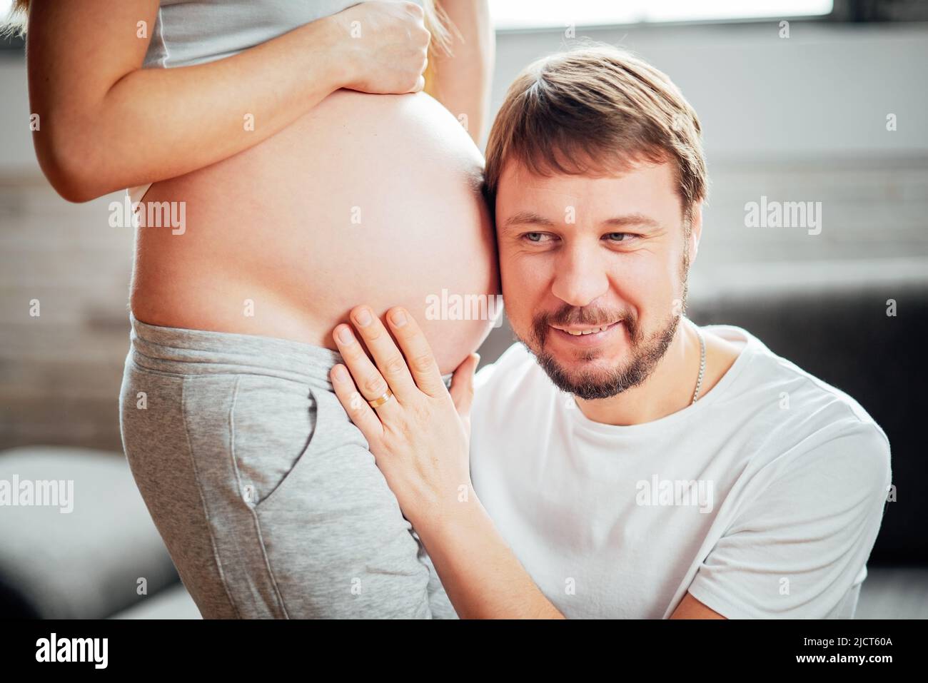 Young couple expecting baby. Pregnant woman with husband. Happy future ...