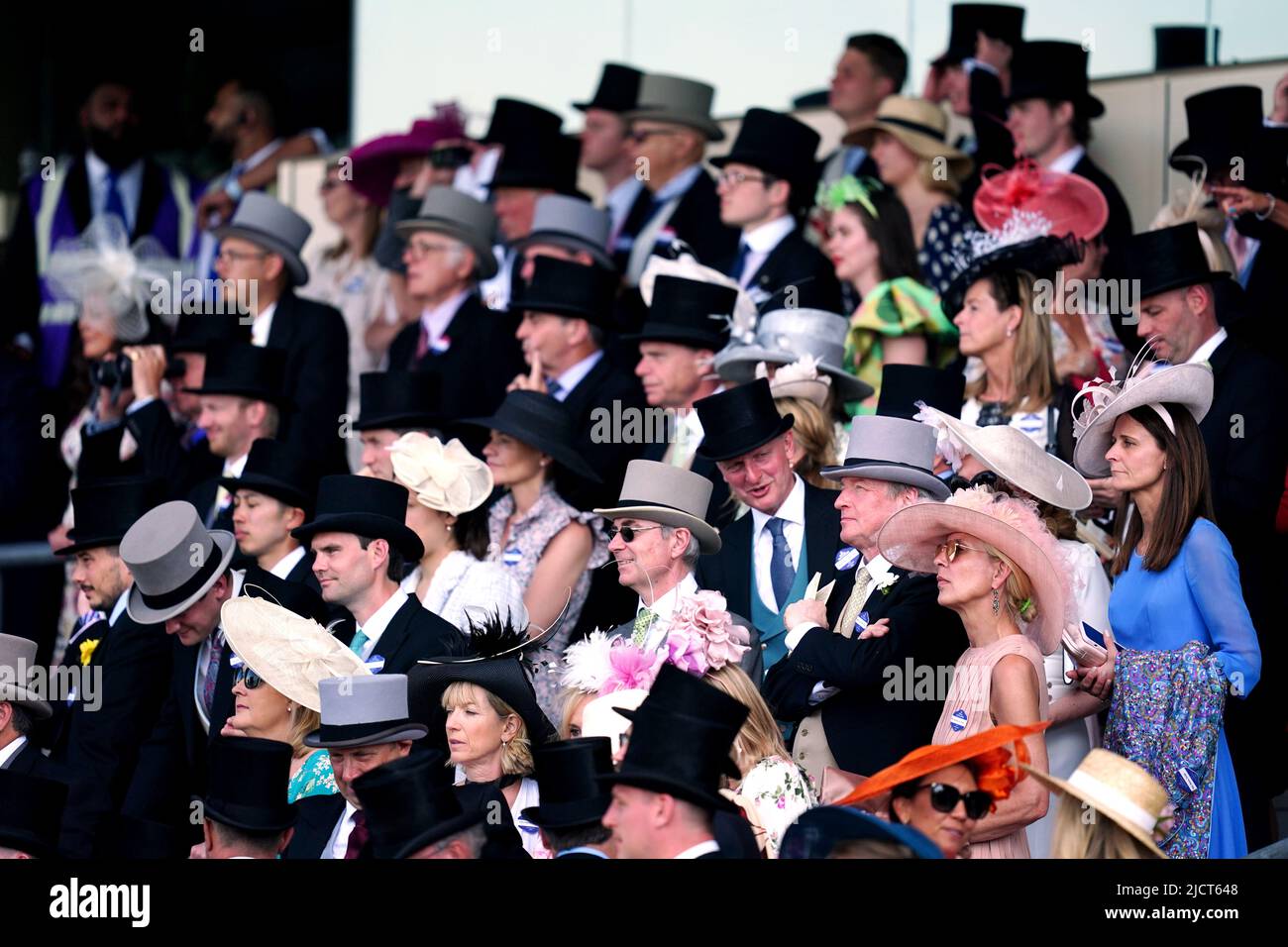 Racegoers on the final day at ascot racecourse hi-res stock photography ...