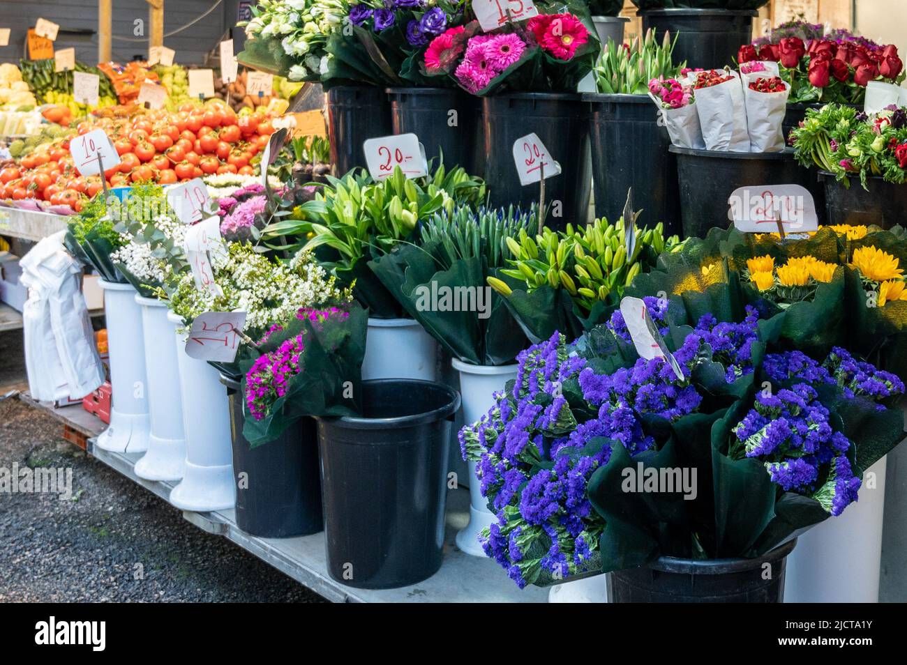 Woman selling fresh flowers in the street hi-res stock photography and ...
