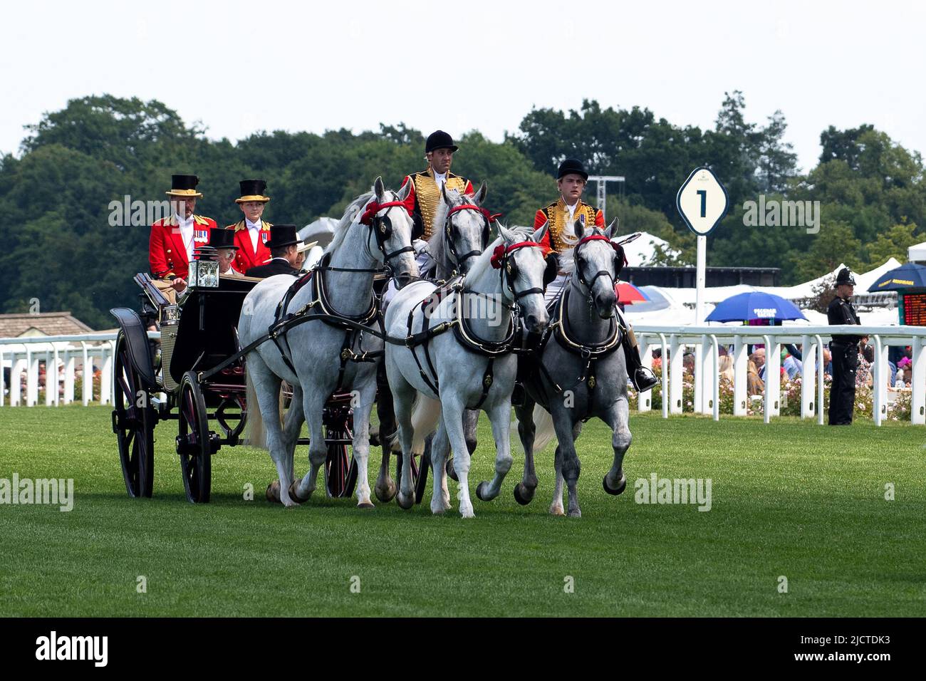 Ascot, Berkshire, UK. 15th June, 2022. The Royal Procession arrives on ...