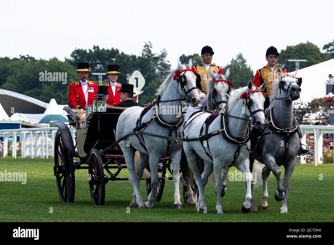 Ascot, Berkshire, UK. 15th June, 2022. The Royal Procession arrives on ...
