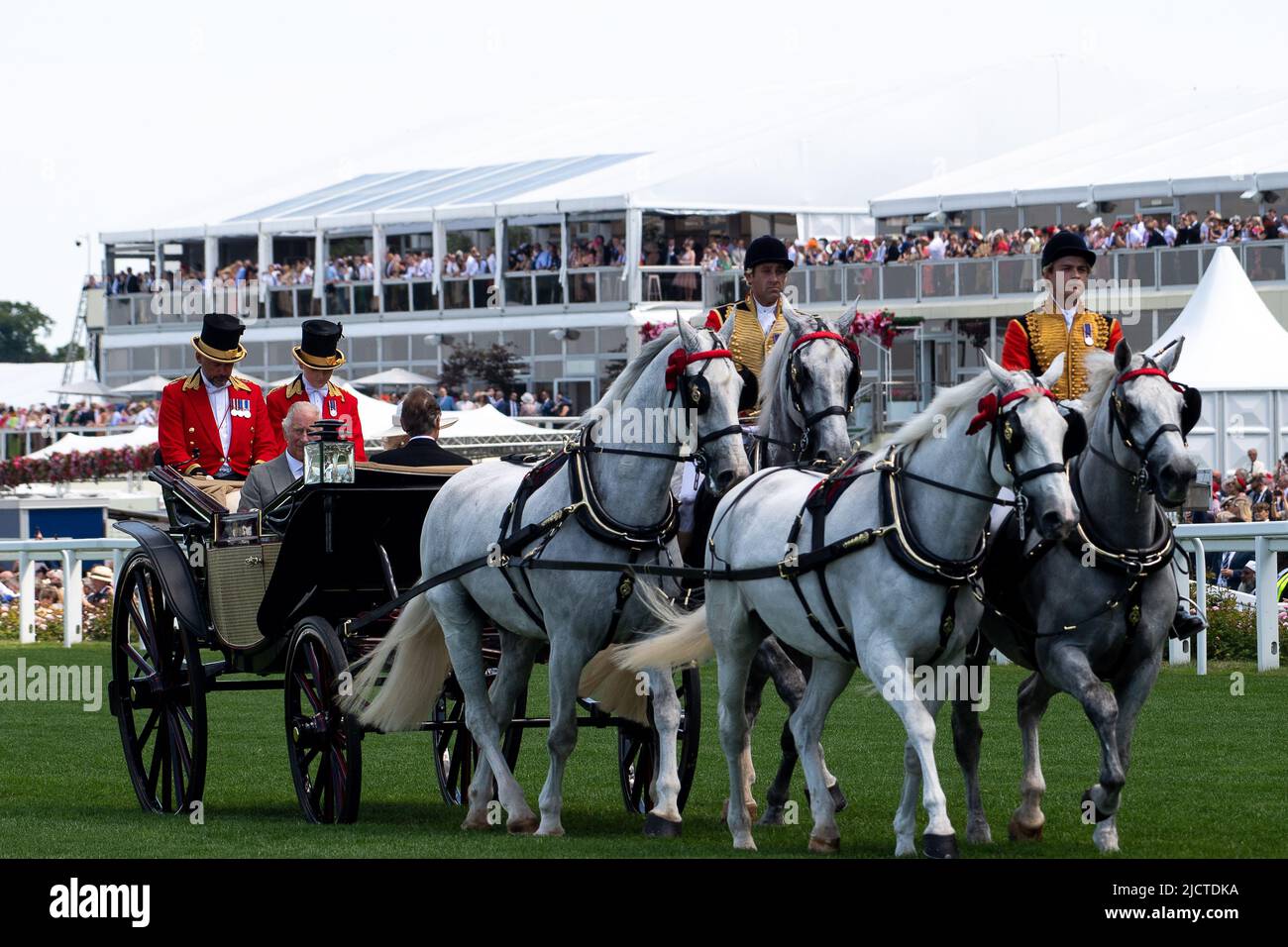 Ascot, Berkshire, UK. 15th June, 2022. The Royal Procession arrives on ...