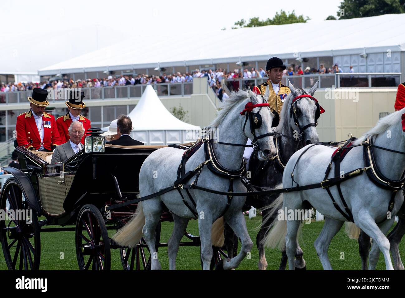 Ascot, Berkshire, UK. 15th June, 2022. The Royal Procession arrives on ...