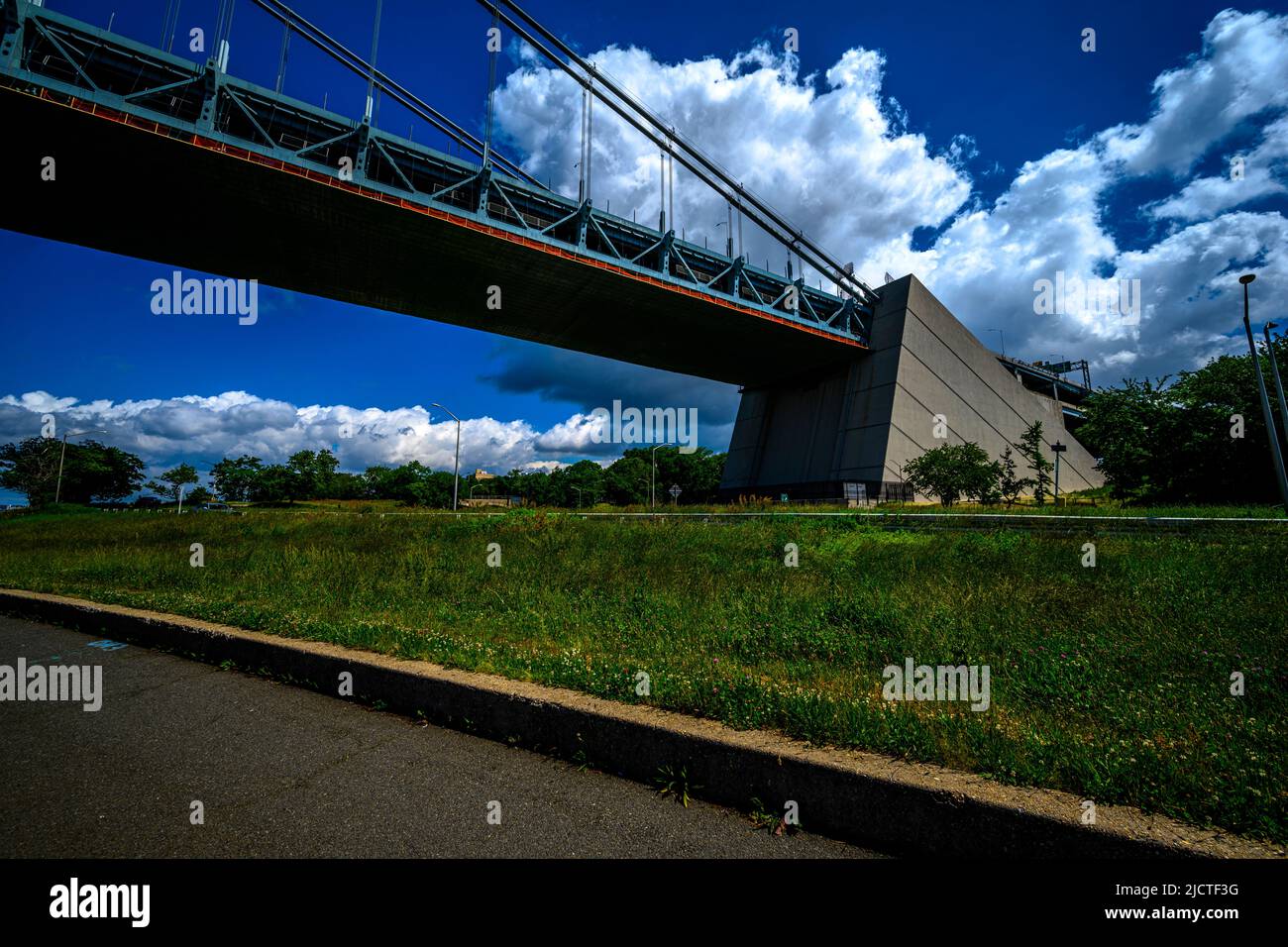 View on the Verrazzano-Narrows Bridge from the Bay Ridge Promenade in ...