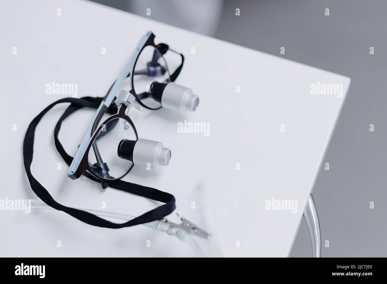 Magnifying lenses hi-res stock photography and images - Alamy