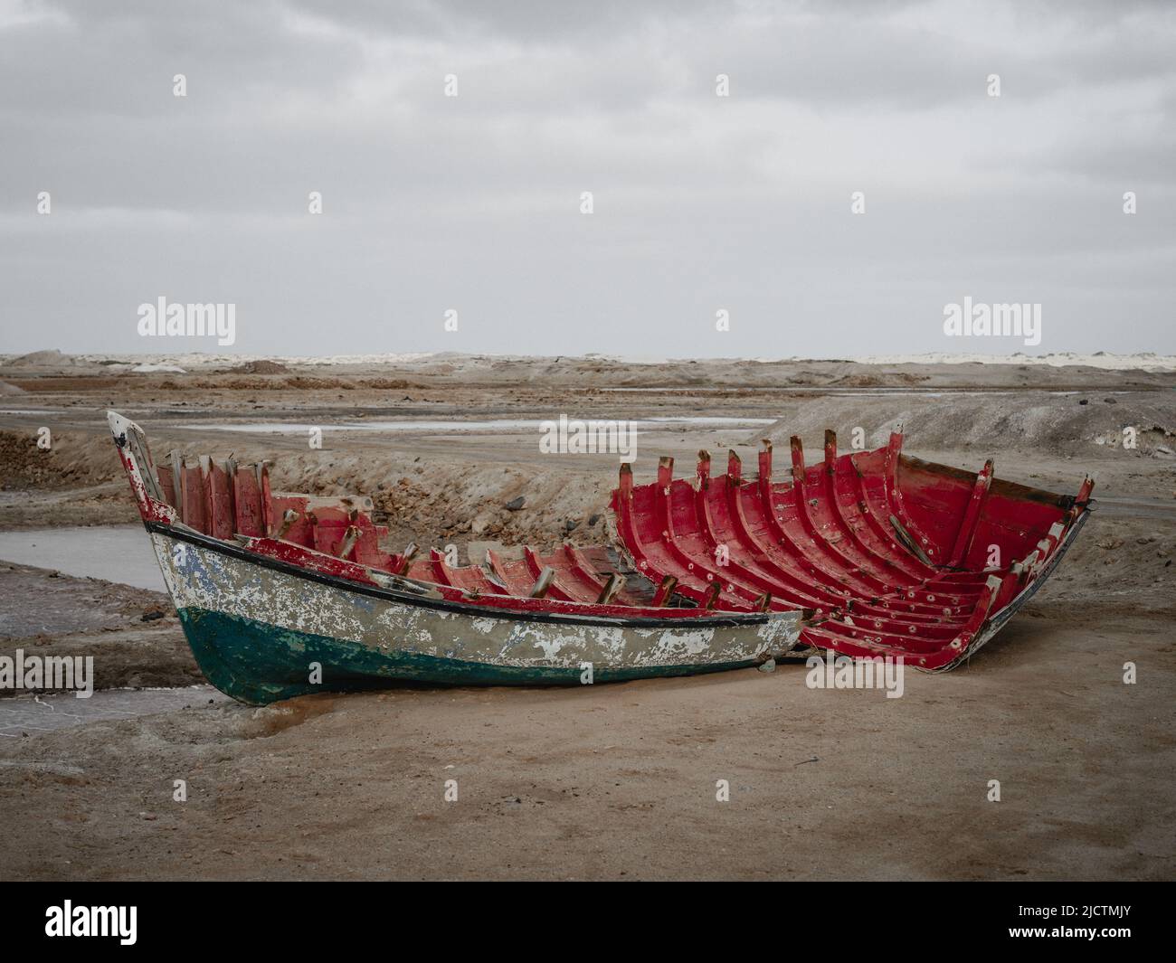 Abandoned destroyed sailing boat on the desert Stock Photo - Alamy