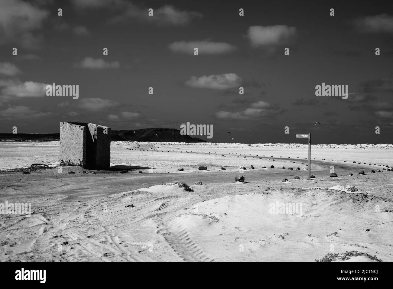 Building road Black and White Stock Photos & Images - Alamy