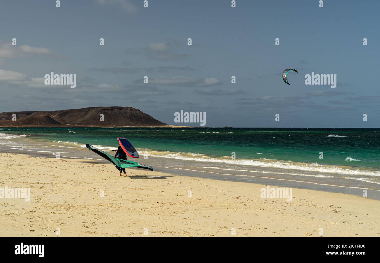kite surfers walking on beach holding kites Stock Photo - Alamy