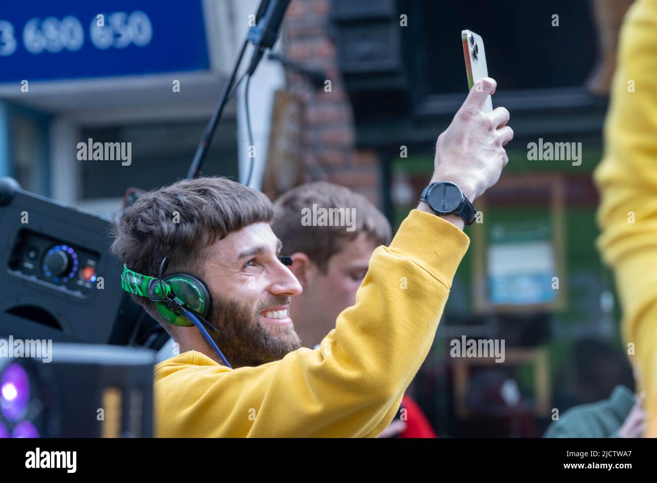 'DJ on bike' Dom Whiting attracts hundreds to Brighton cycling gig ...