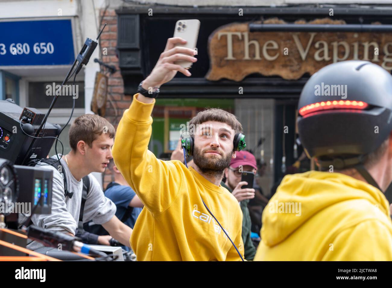 'DJ on bike' Dom Whiting attracts hundreds to Brighton cycling gig ...