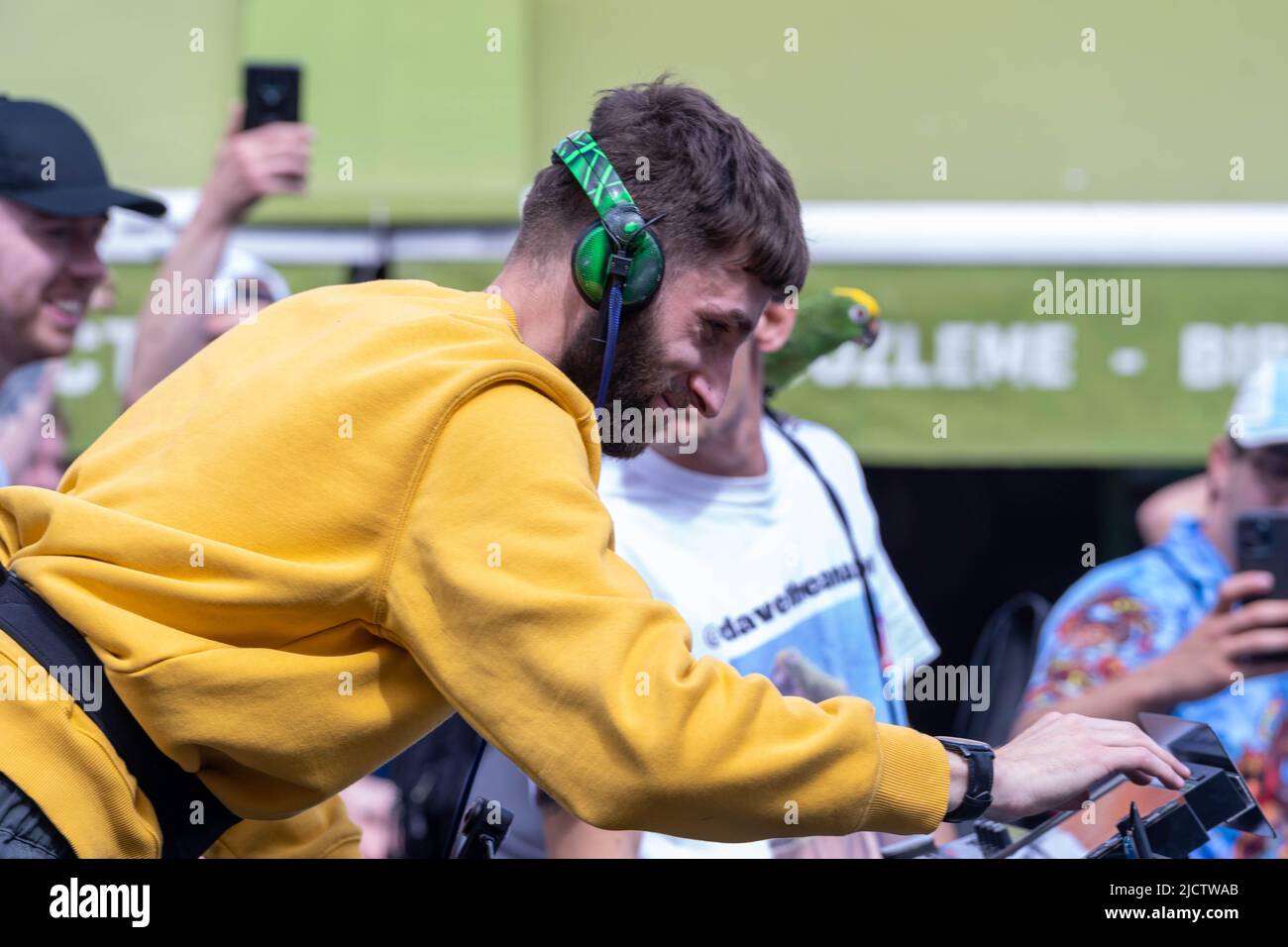'DJ on bike' Dom Whiting attracts hundreds to Brighton cycling gig ...