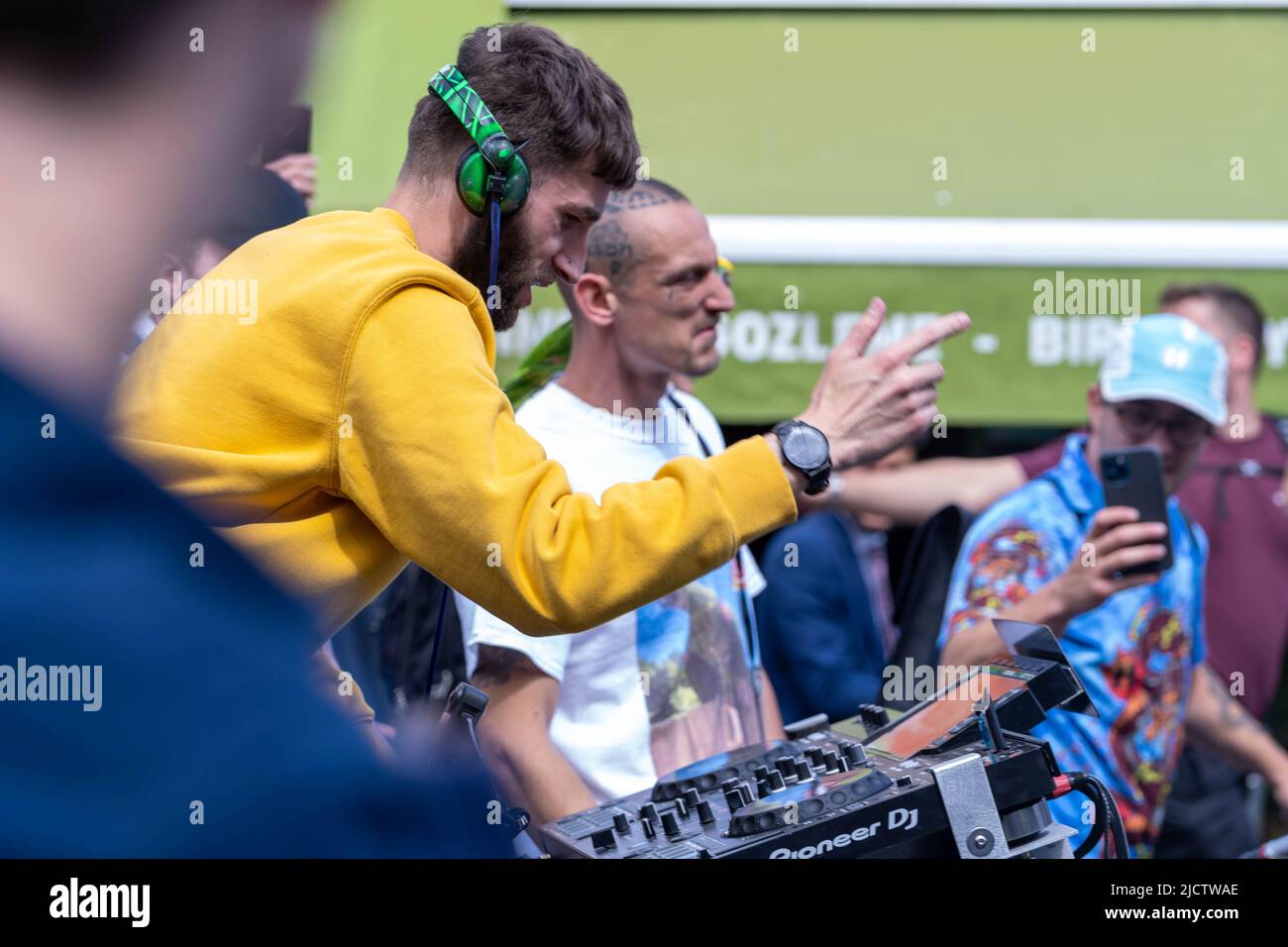 'DJ on bike' Dom Whiting attracts hundreds to Brighton cycling gig ...