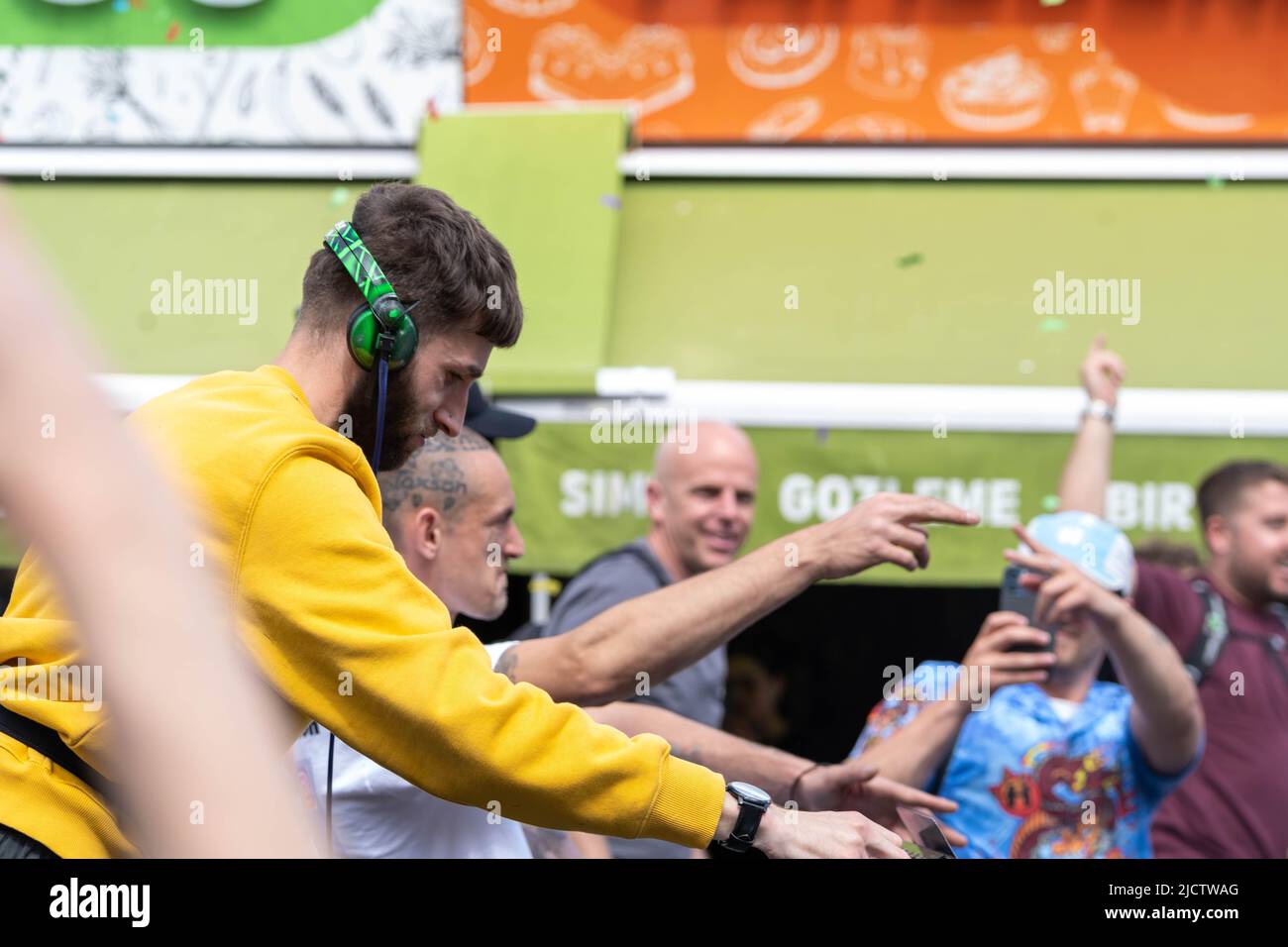 'DJ on bike' Dom Whiting attracts hundreds to Brighton cycling gig ...