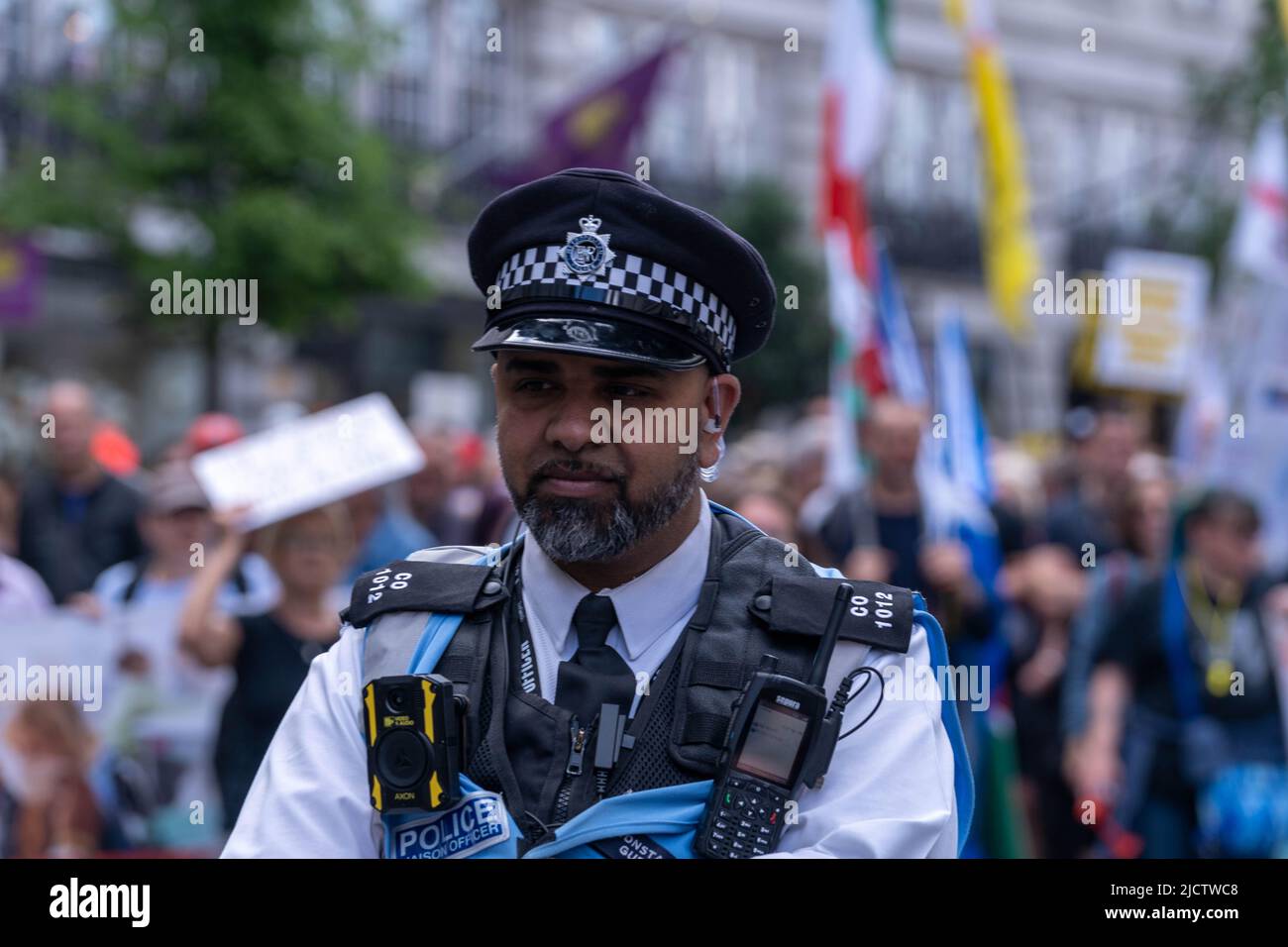 London met police yellow jacket hi-res stock photography and images - Alamy