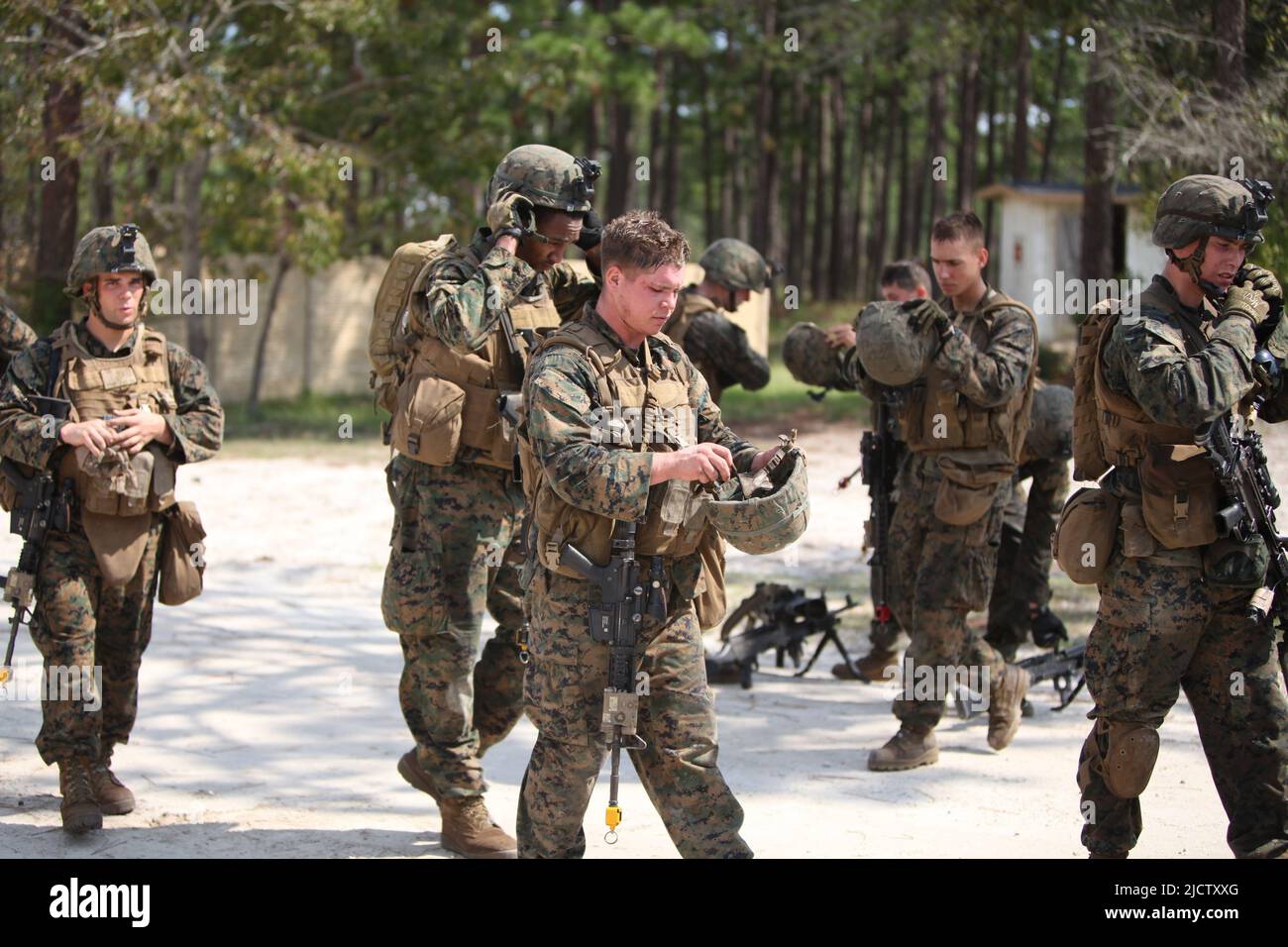 U.S. Marines with Charlie Company, 1st Battalion, 8th Marine Regiment ...