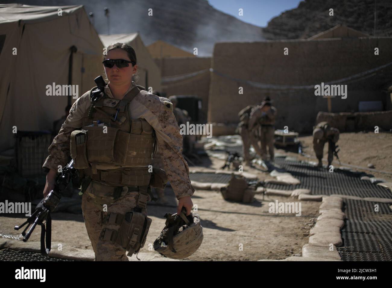 U.S. Marines with Weapons Company, 1st Battalion, 8th Marine Regiment ...